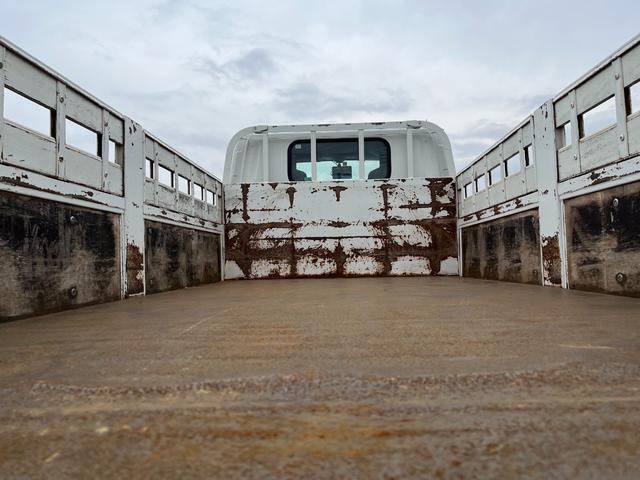 いすゞ エルフトラック 垂直パワーゲート付2t積み平ボディ分割式アオリ6速MT 2．95t積み全低床平ボディー 2．99Lディーゼルターボ 6速MTの中古車｜グーネット中古車