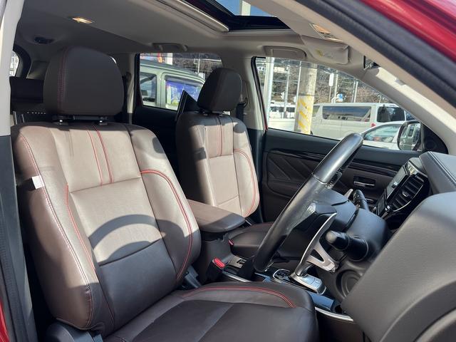 三菱 アウトランダーPHEV GセーフティP4WD☆SD全方位カメラ☆後席モニター☆サンR ☆後期スタイリングパッケージ Eアシスト OPサンルーフ＆レザーシートの中古車｜グーネット中古車