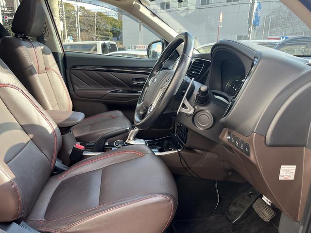 三菱 アウトランダーPHEV GセーフティP4WD☆SD全方位カメラ☆後席モニター☆サンR ☆後期スタイリングパッケージ Eアシスト OPサンルーフ＆レザーシートの中古車｜グーネット中古車