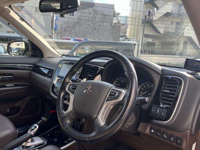 三菱 アウトランダーPHEV GセーフティP4WD☆SD全方位カメラ☆後席モニター☆サンR ☆後期スタイリングパッケージ Eアシスト OPサンルーフ＆レザーシートの中古車｜グーネット中古車