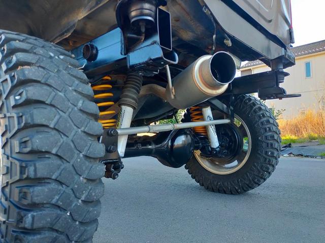 スズキ ジムニー XG ローンブラックOK後期型5MTターボ3インチリフトアップ2インチボディーリフト前後ラテラルラッド強化リーディングトレーディングアームブレーキホース延長マキシスクリーピー ...