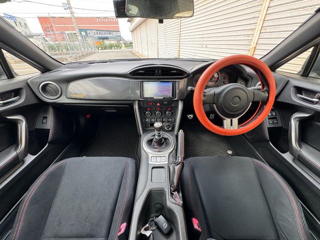 86（トヨタ）GT 6速MT TOM’Sエアロ＆スポーツマフラー 後期用ホイール シャークアンテナ カーボンパネル サイバーナビ バックカメラ BLUETOOTH フルセグ スマートキー ...