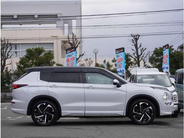 アウトランダーPHEV（三菱）P サンルーフ ナビ ETC2．0 全方位カメラ BOSE パノラマSR 電動Rゲート 地デジ Sヒーター 寒冷地 LED ABS 本革シート オートクルーズ ...