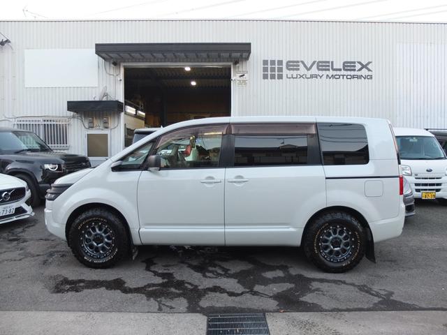 三菱 デリカD：5 M MKW M204 コヨーテブロンズとドライグレーのバイカラーの中古車｜グーネット中古車