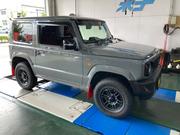 スズキ ジムニー JB64W リフトアップスプリング交換 1G締め付け 四輪アライメント測定調整 グランドスラム米子 米原 米子市 鳥取県｜グーネットピット