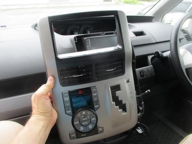トヨタ70系ヴォクシー(ZRR70W)の純正ナビを走行中テレビ、DVD トヨタ70系ヴォクシー(ZRR70W)の純正ナビを走行中テレビ、DVD
